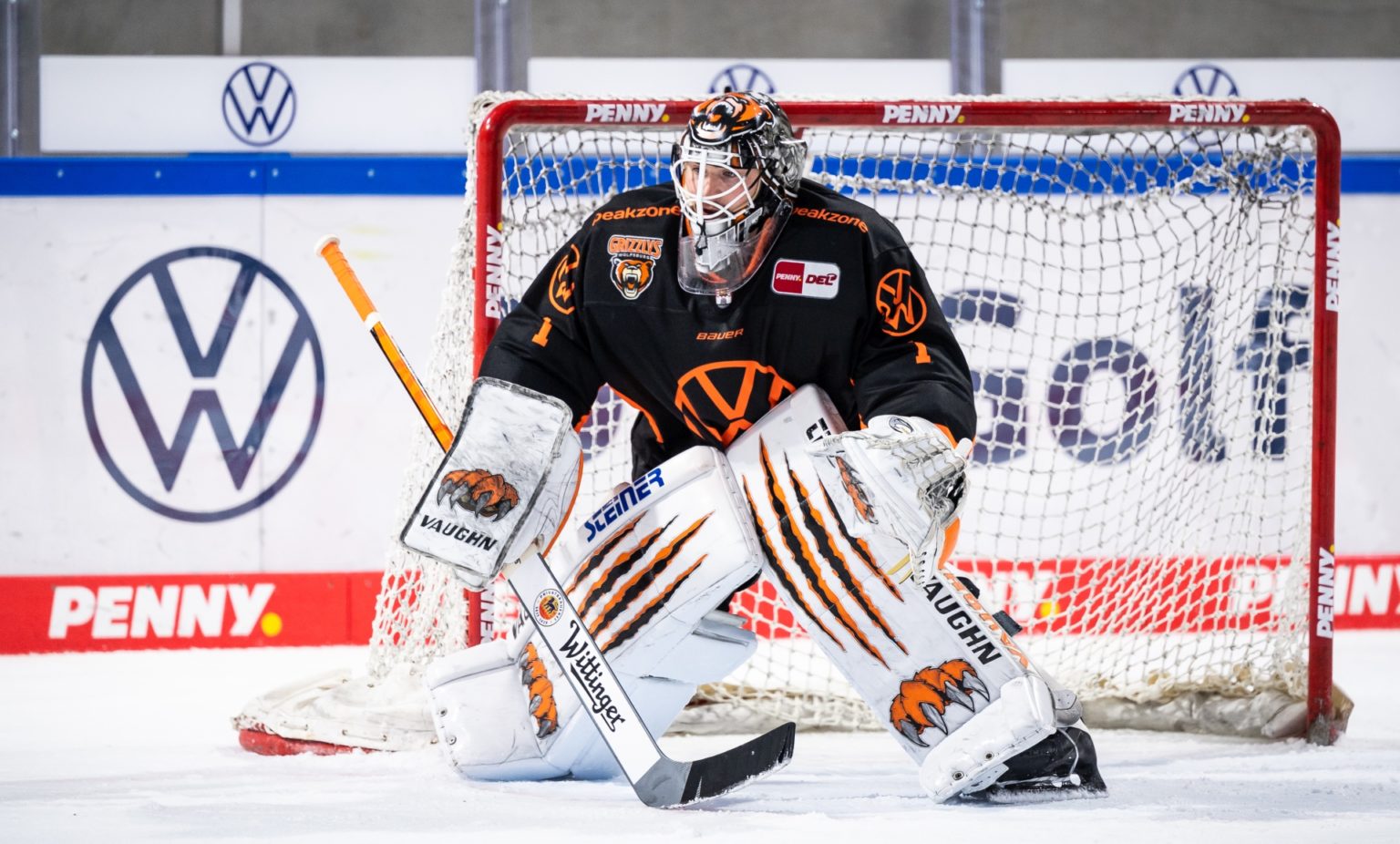 Torhüter Dustin Strahlmeier glänzt - Grizzlys besiegen Eisbären nach ...