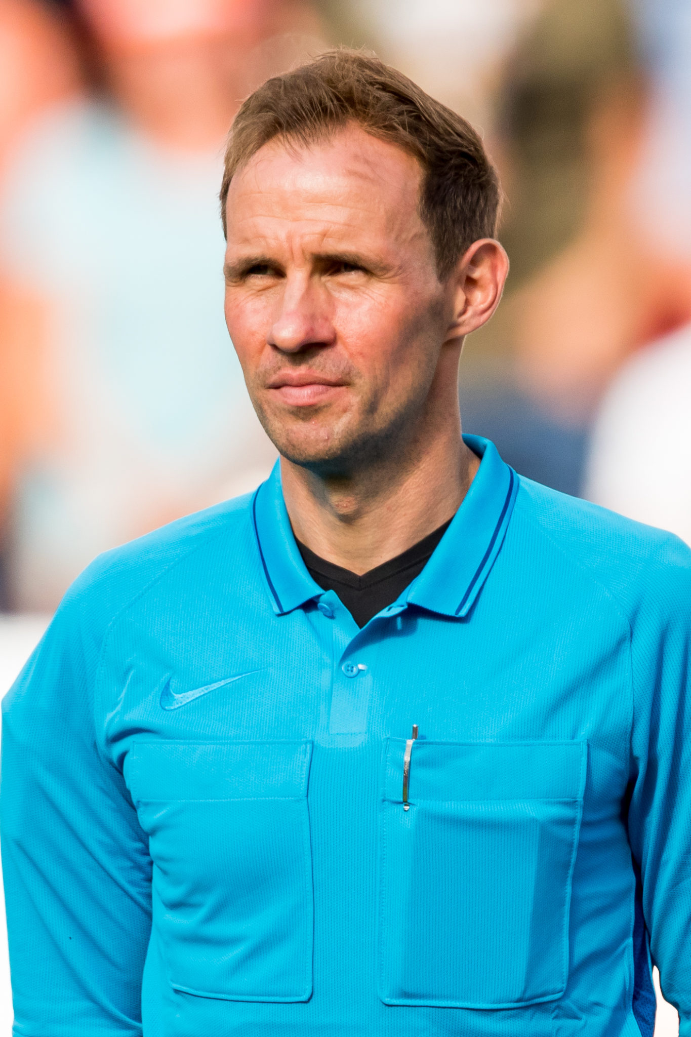 Schiedsrichter Sascha Stegemann entscheidet das Berliner Derby